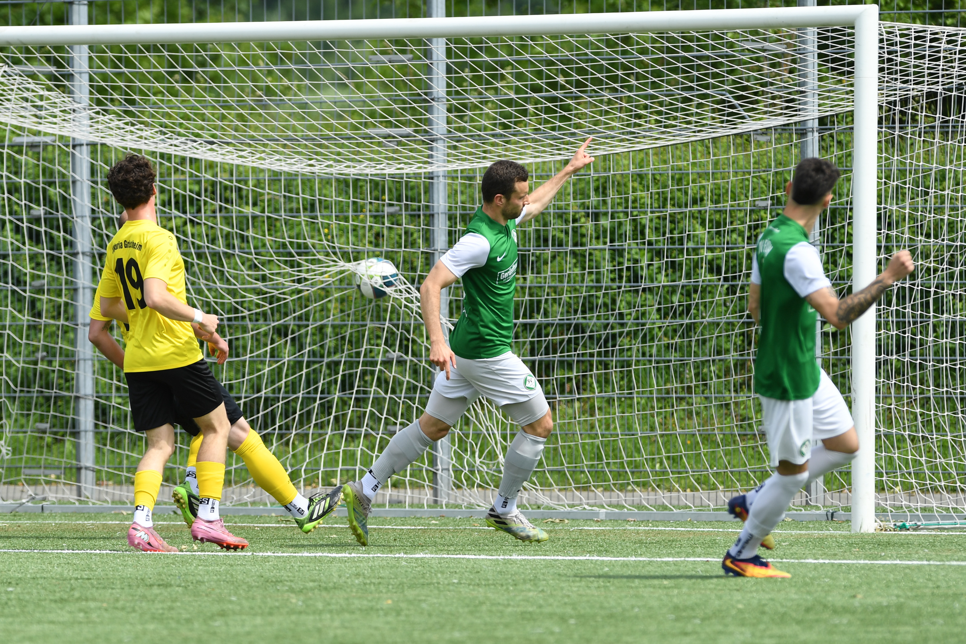 Hattrick: Lars-Eric Schwinn schießt den SV Fürth in die Relegation | WNOZ