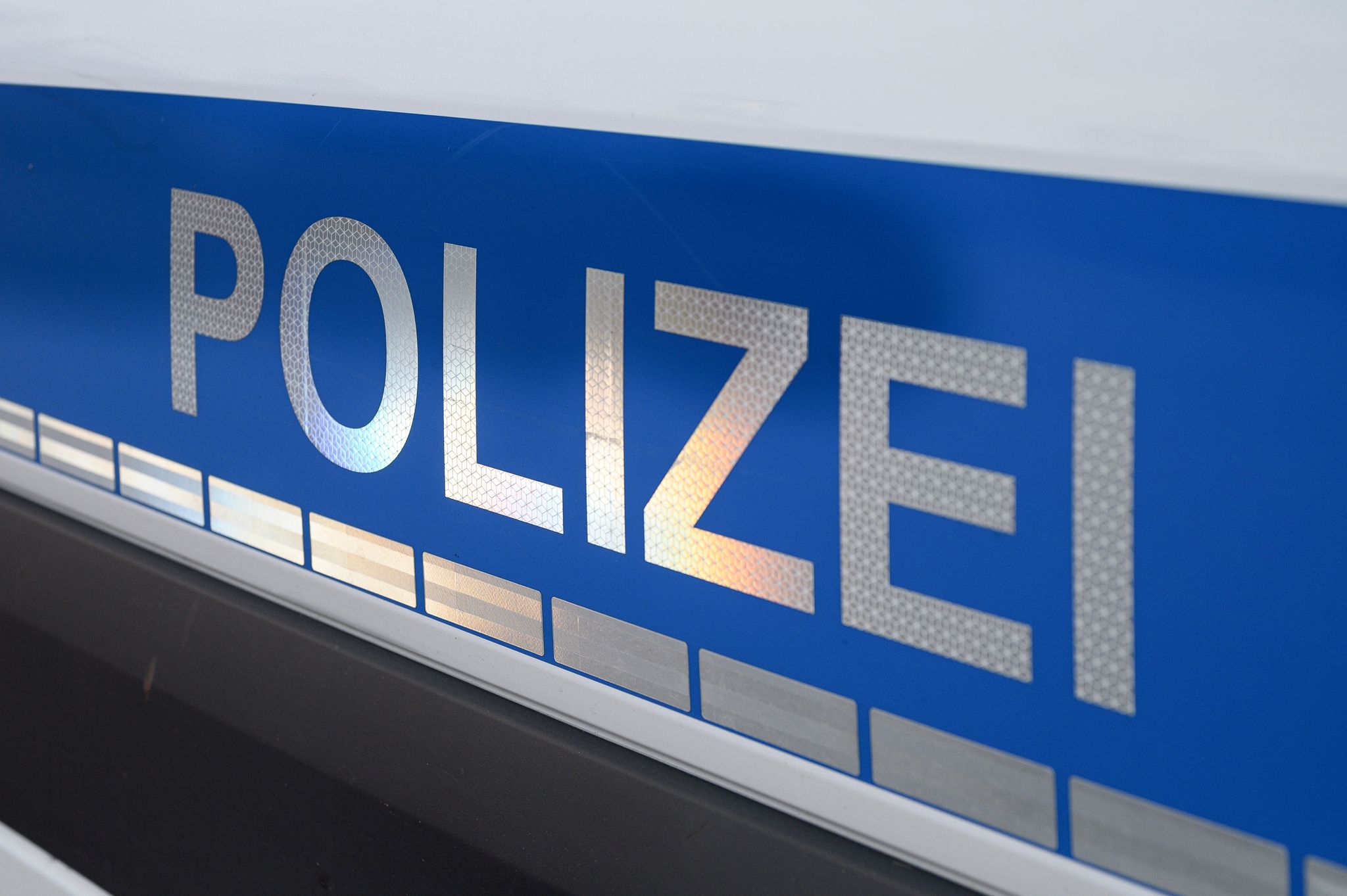 Kontrolle verloren: Auto surft 30 Meter über Leitplanke | WNOZ
