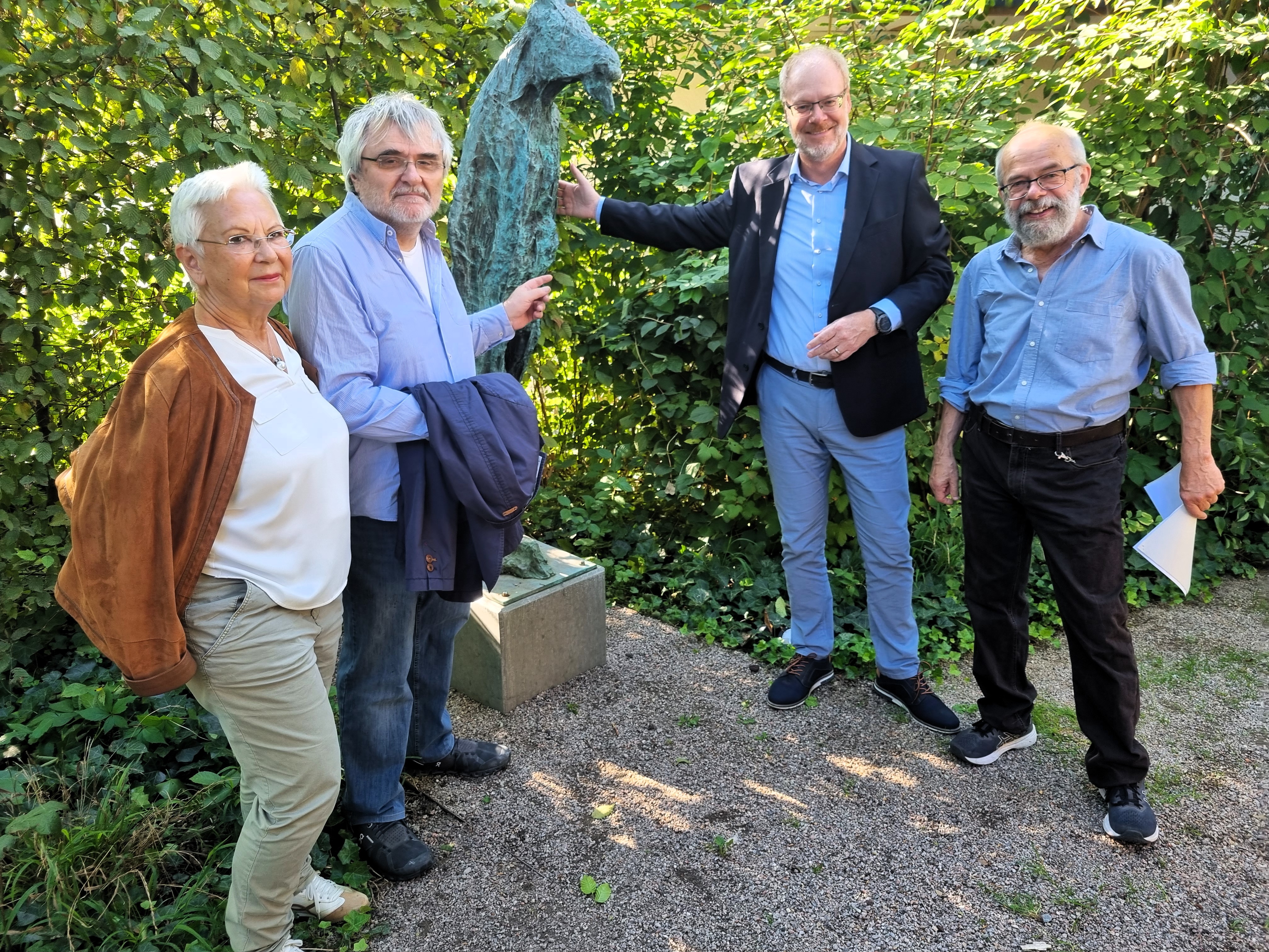 Interaktive Kunst in Hirschberg: Plaketten mit QR-Codes bieten tiefe ...