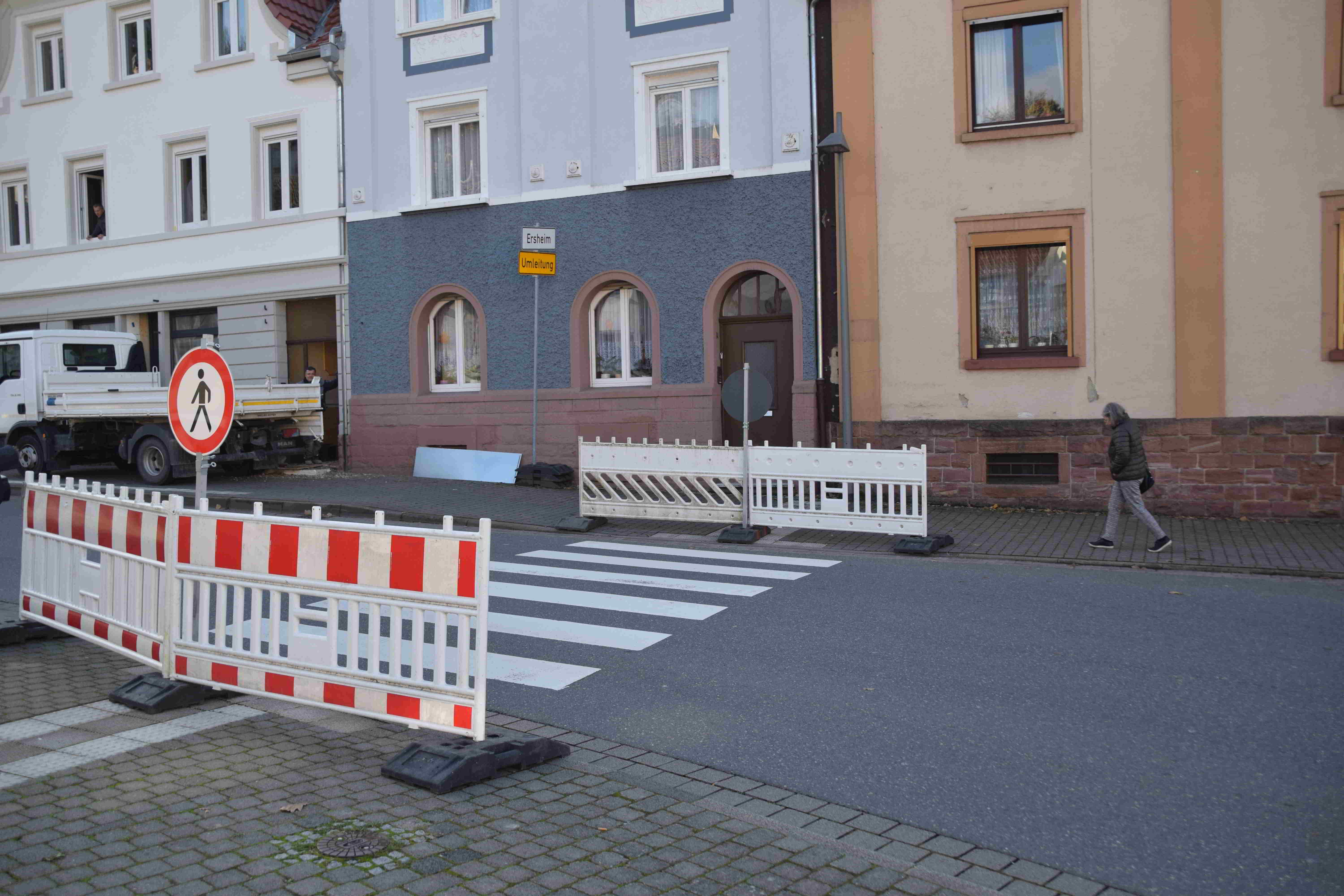 Kurios: Stadt sperrt Zebrastreifen in Eberbach | WNOZ