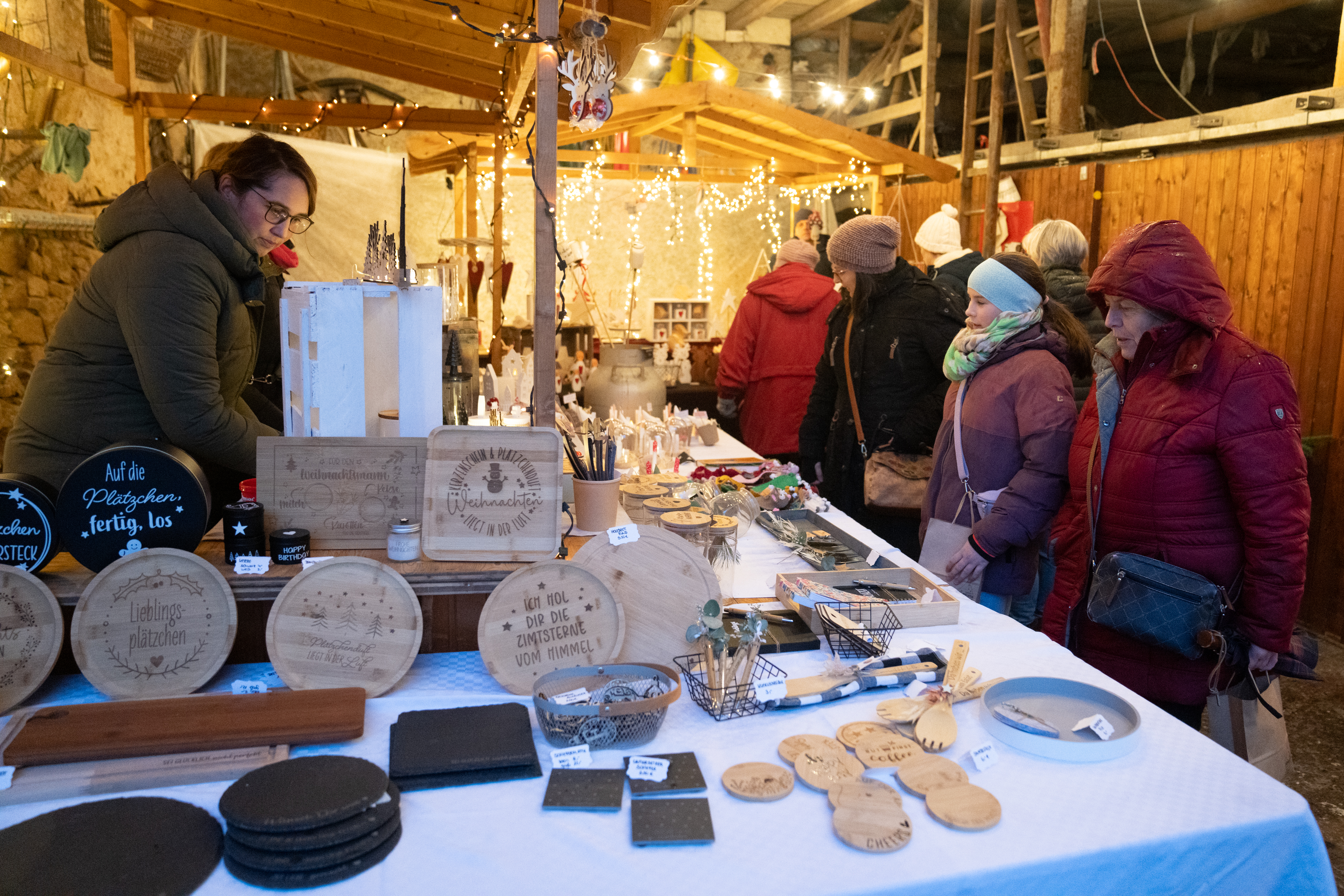 Weinheims schönster Weihnachtsmarkt trotzt Regens sehr gut besucht | WNOZ