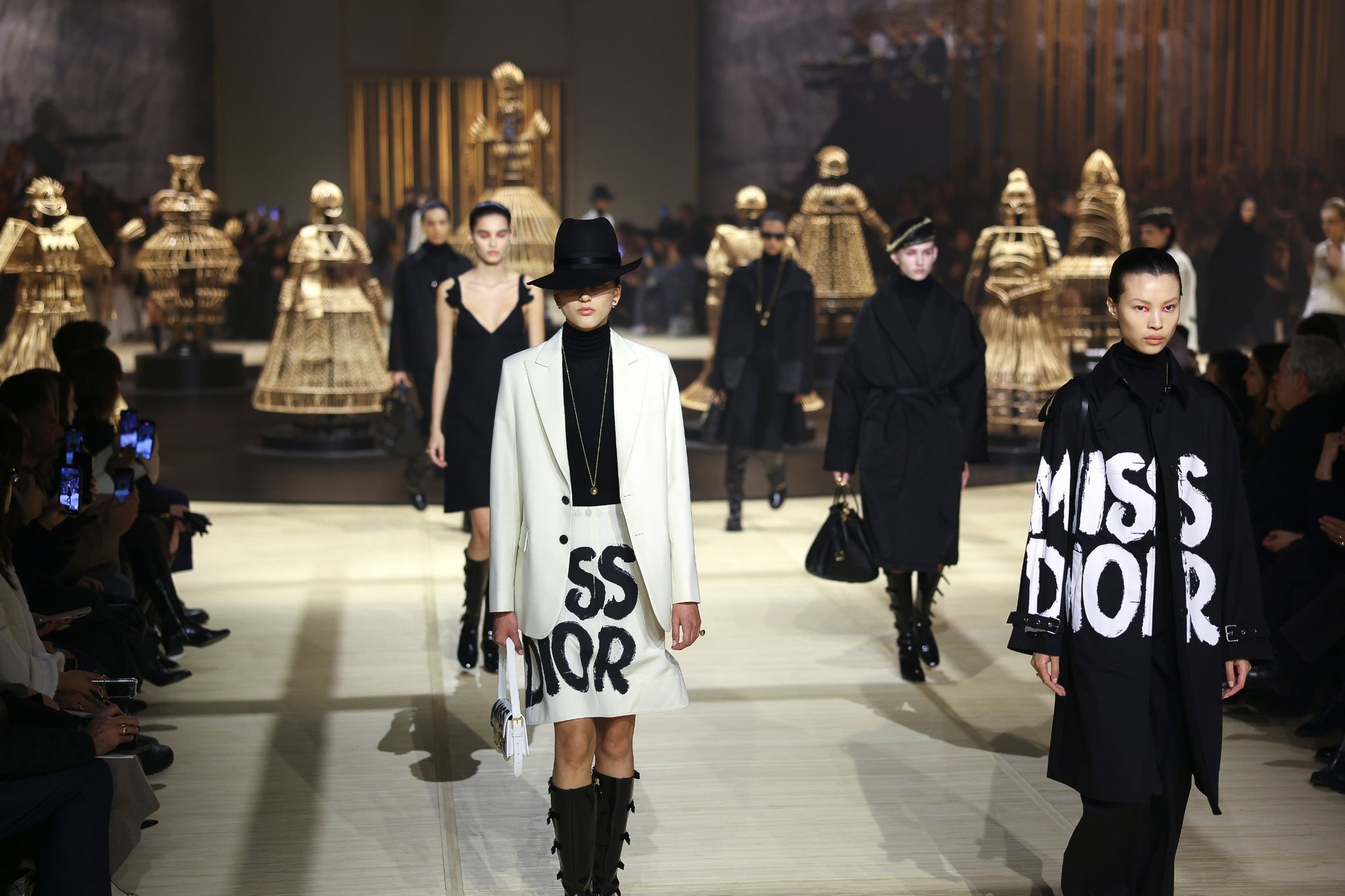Dior stellt neue Kollektion in Paris vor | WNOZ