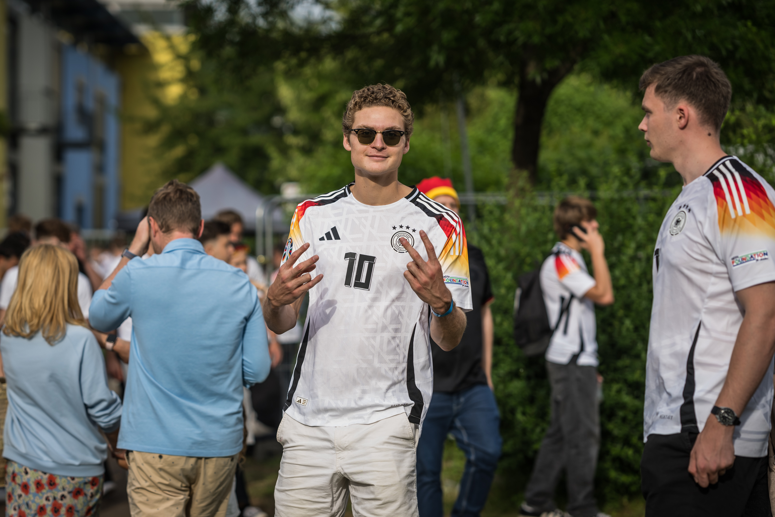 Tausende Fans fiebern im AC-Fandorf in Weinheim mit | WNOZ