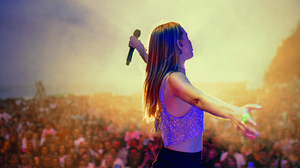 Pop-Künstlerin LEA spielt 2025 im Schwetzinger Schlossgarten | WNOZ