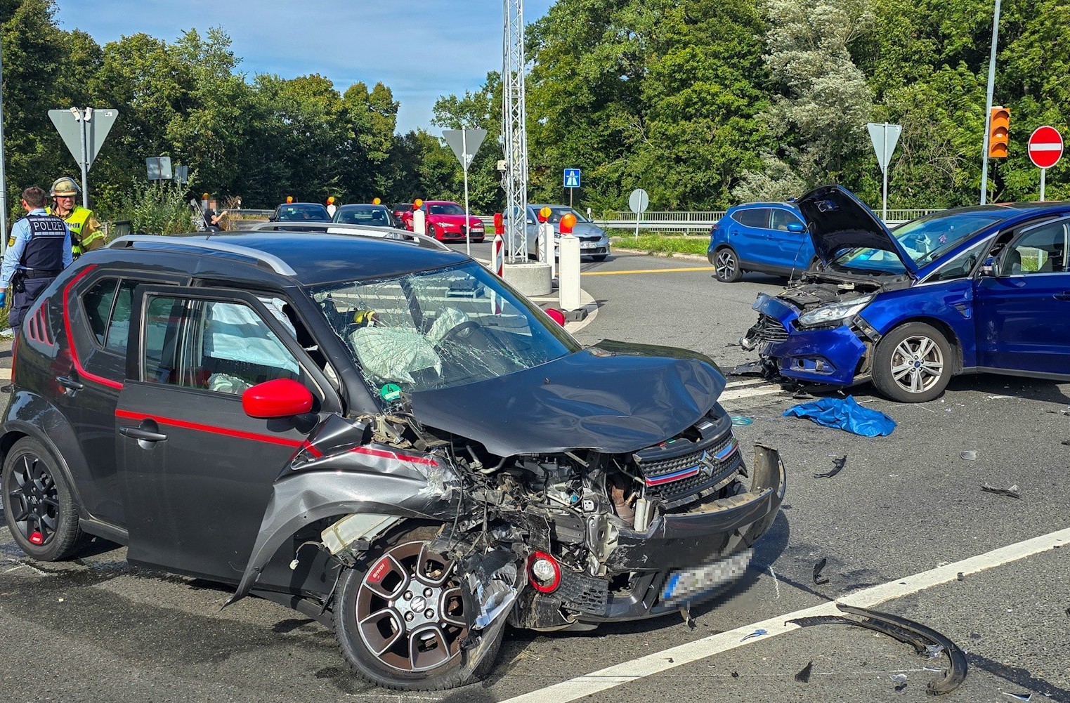 Schwerer Unfall an A5-Auffahrt bei Hemsbach - Feuerwehr befreit ...